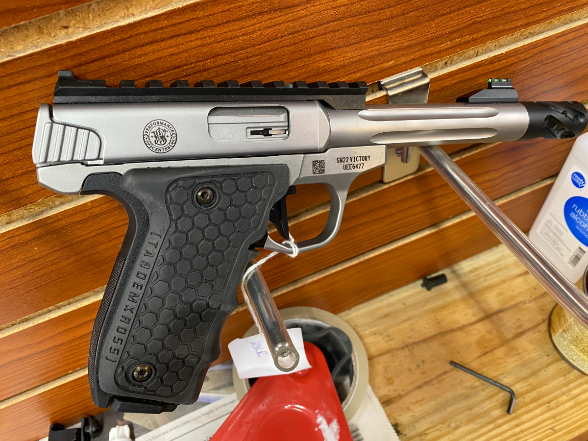 Smith & Wesson PERFORMANCE CENTER .22LR SW22 VICTORY LIKE NEW .22 Long ...