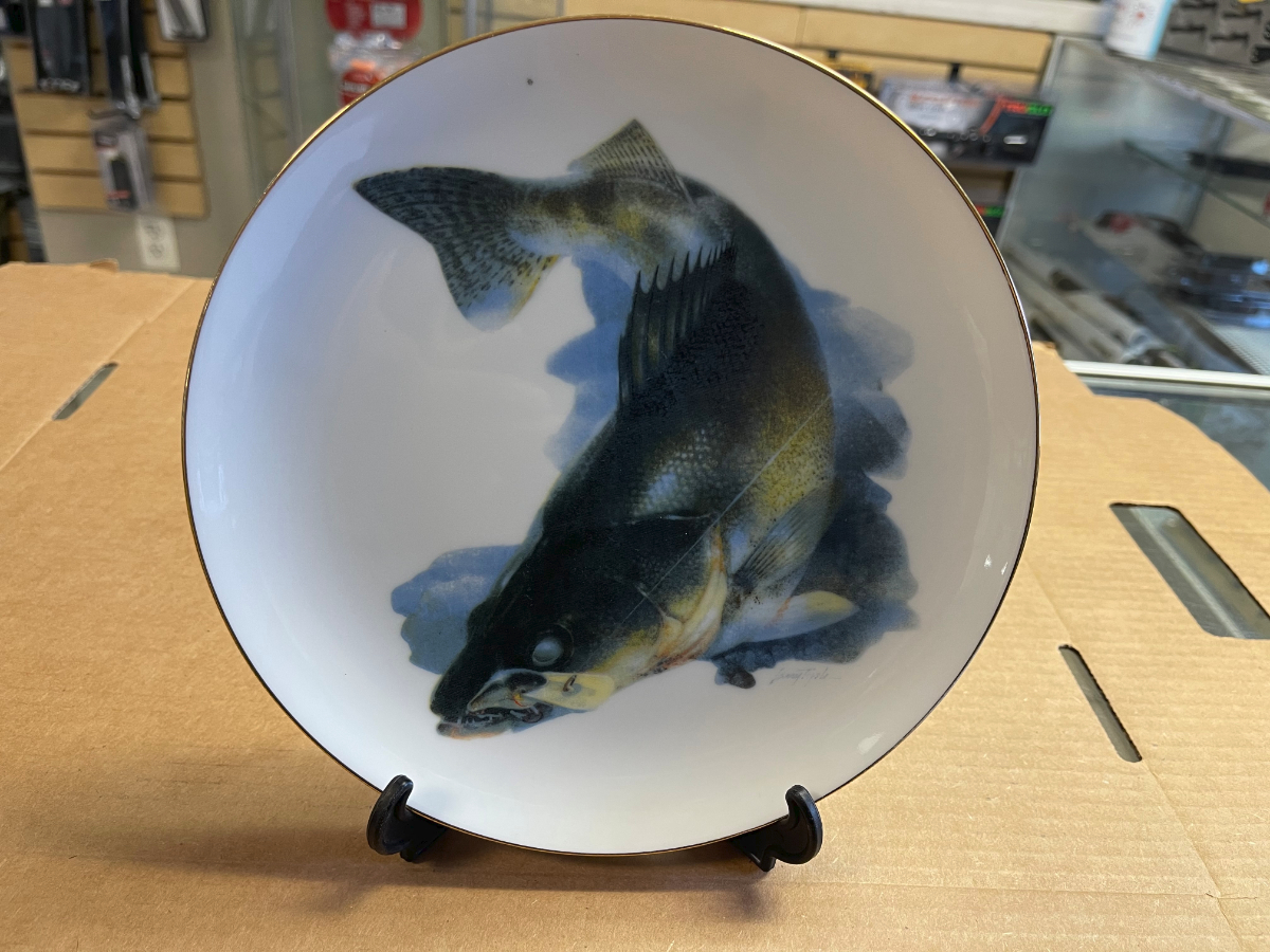 RAPALA COLLECTION MIDNIGHT WALLEYE LIMITED EDITION PLATE WITH STAND ...