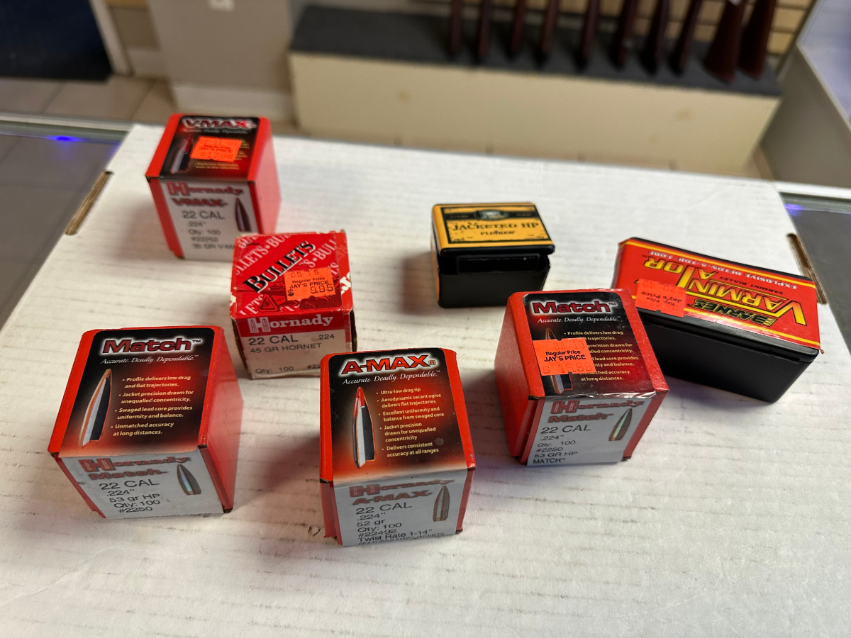 APPROXIMATELY 400 PIECES ASSORTED RELOADING BULLETS IN BOXES EXCELLENT ...