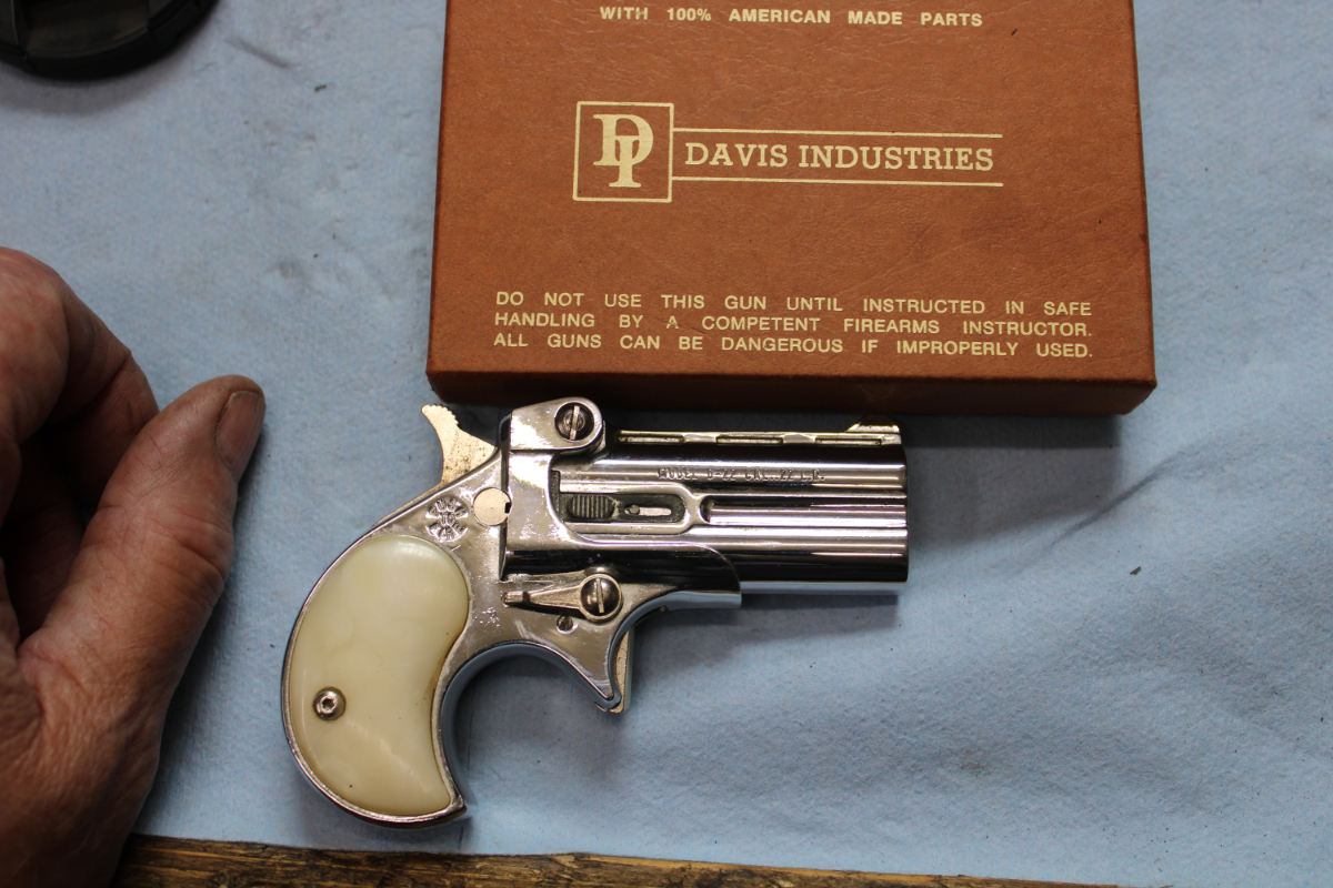 Davis Industries DERRINGER .22LR. LIKE NEW. IN BOX. .22 LR 17350610 ...
