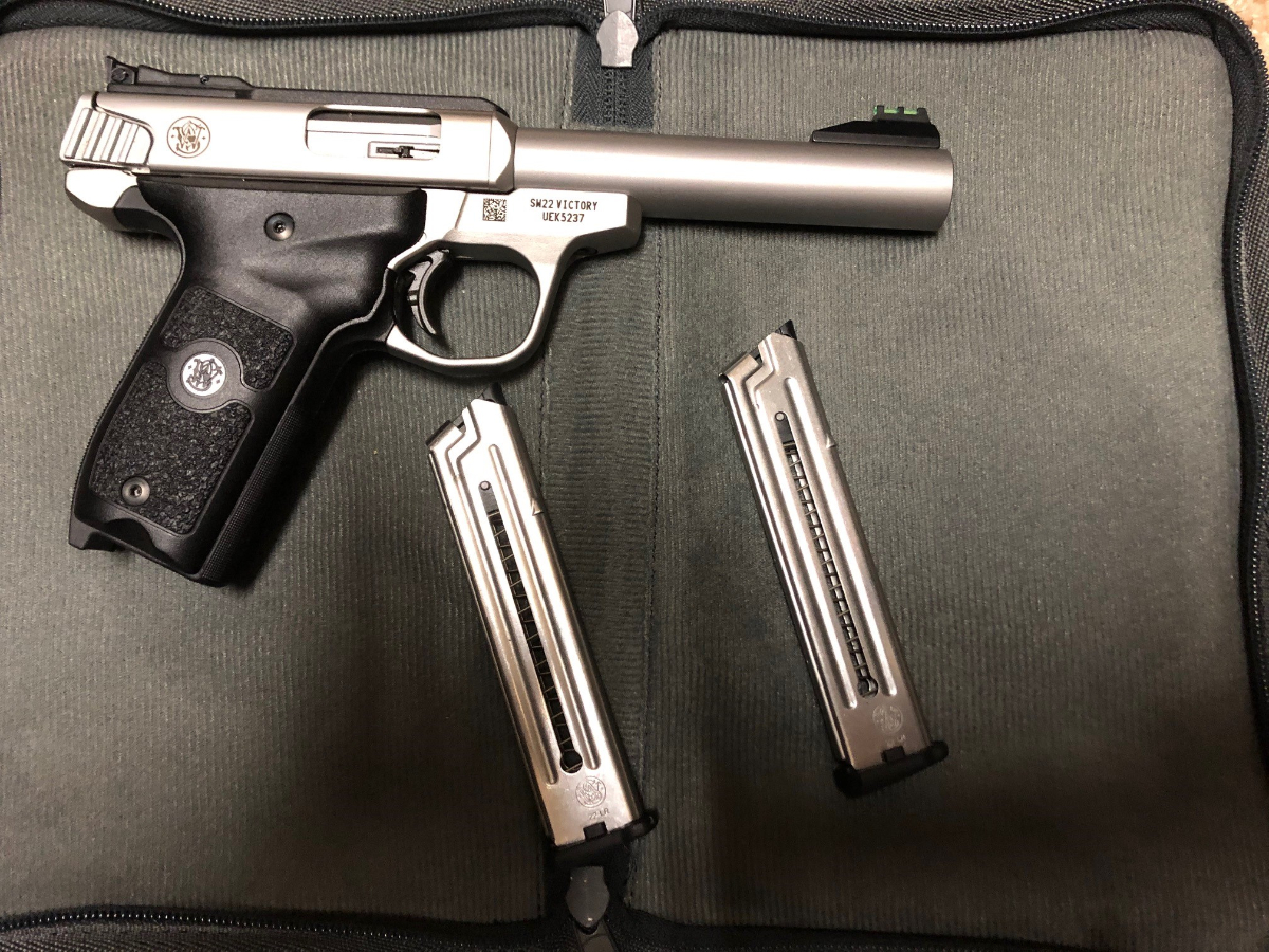 Smith & Wesson Victory .22 with 2 Magazines and Fiber Optic Sights .22 ...